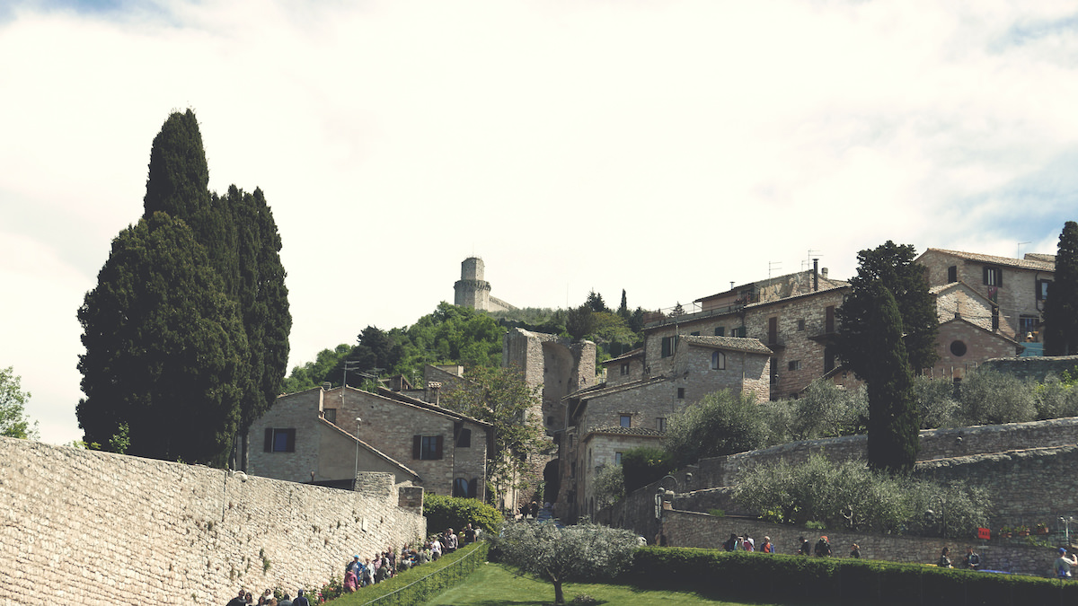 Assisi / Umbrija / bazilika svetega Frančiška / video in fotografije